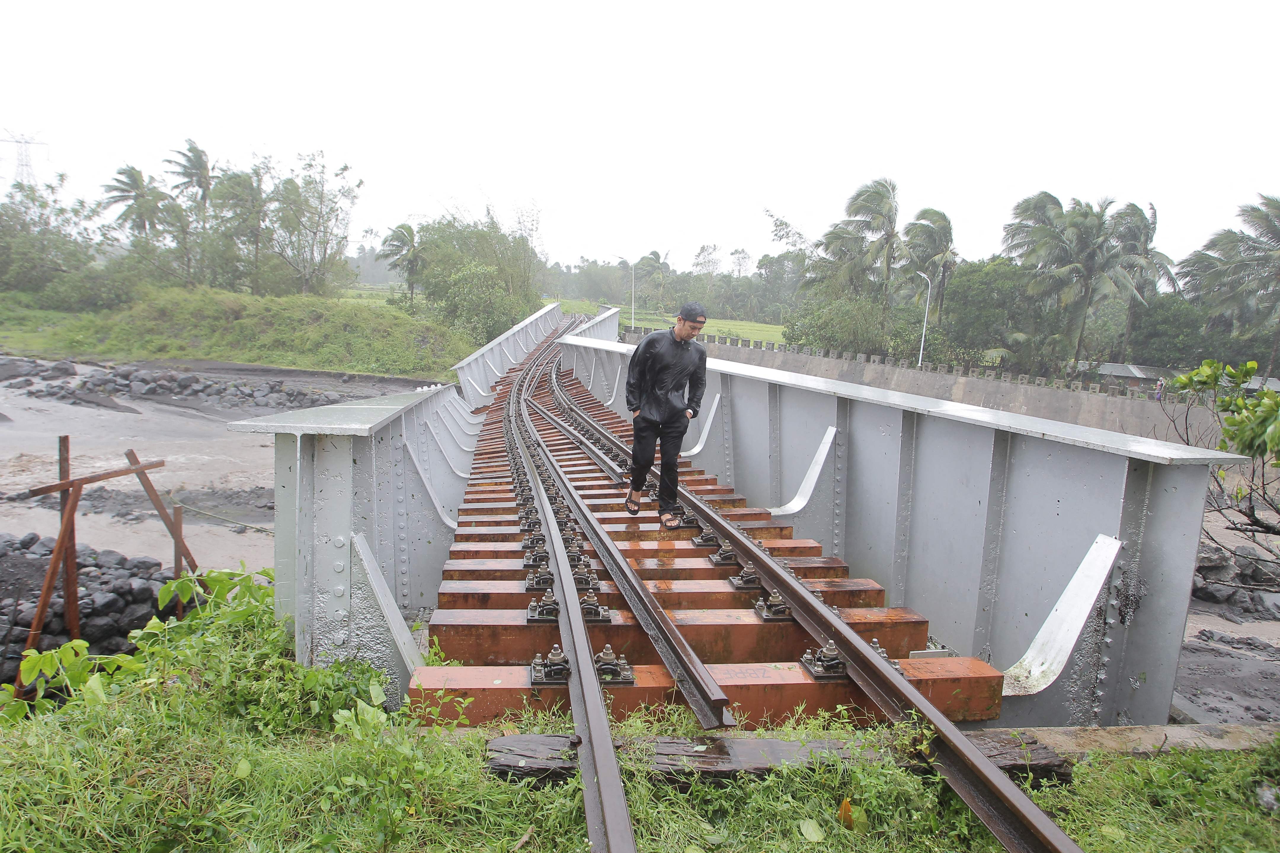 Philippines evacuates 100,000 people as 'Uwan' intensifies into super ...