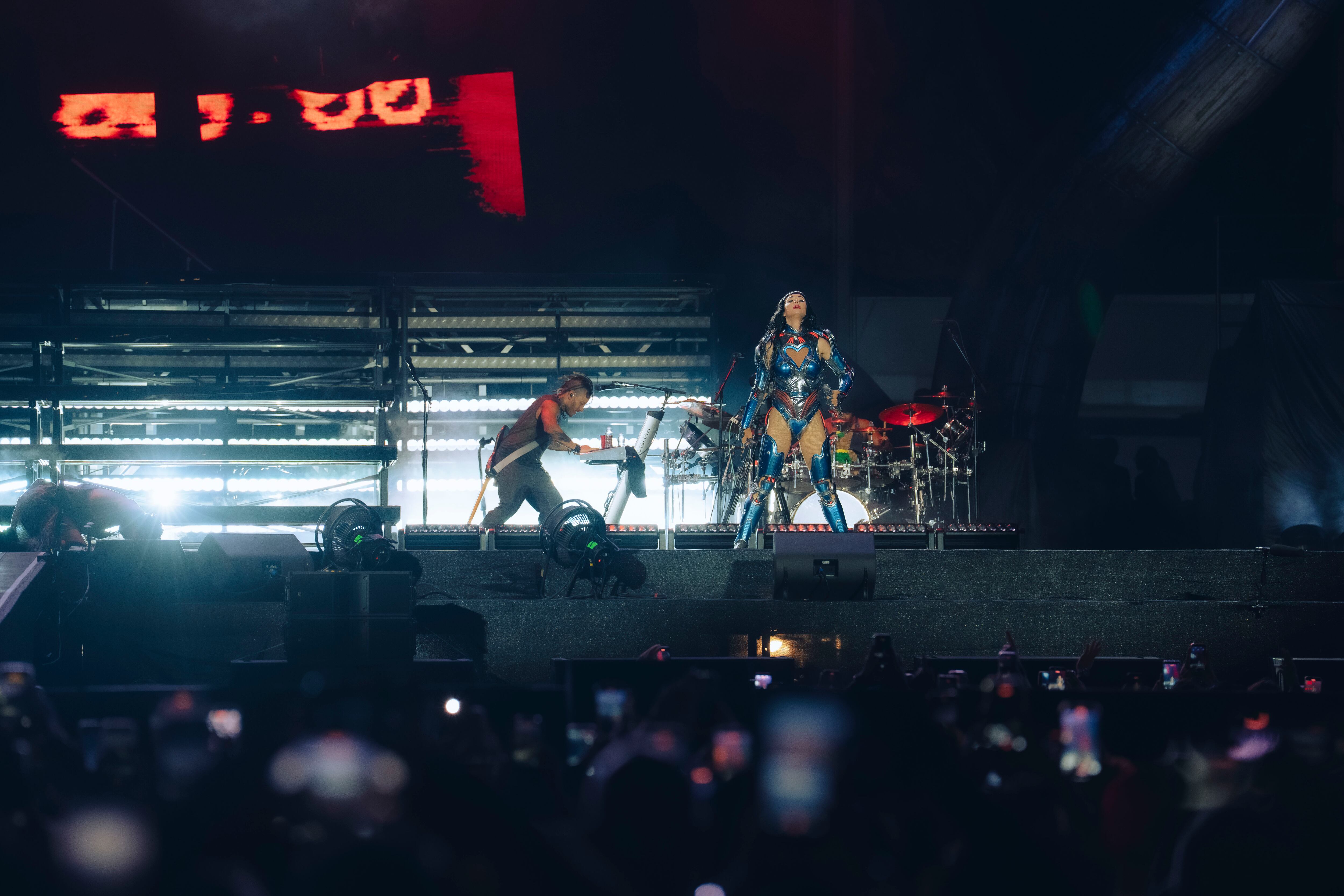 Abu Dhabi F1: Katy Perry’s race-day performance shows she hasn’t lost ...