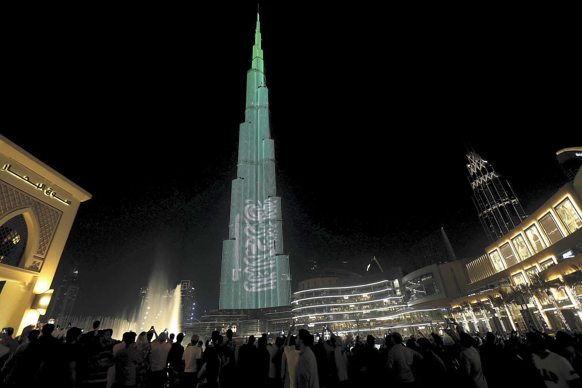 Dubai firefighters climb Burj Khalifa's 159 floors in 52 minutes to set ...