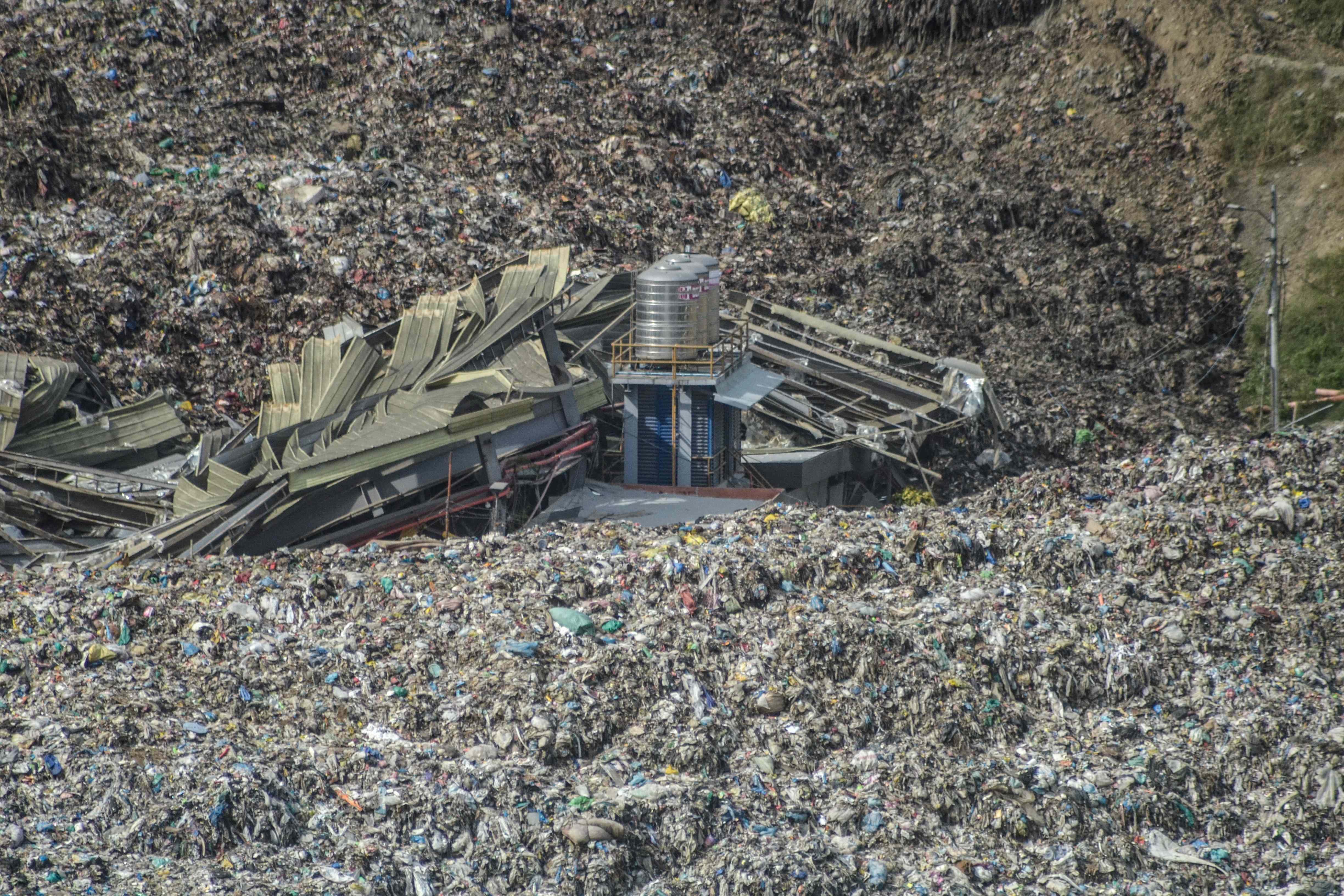 Philippines rescuers race to find survivors after landfill collapse ...