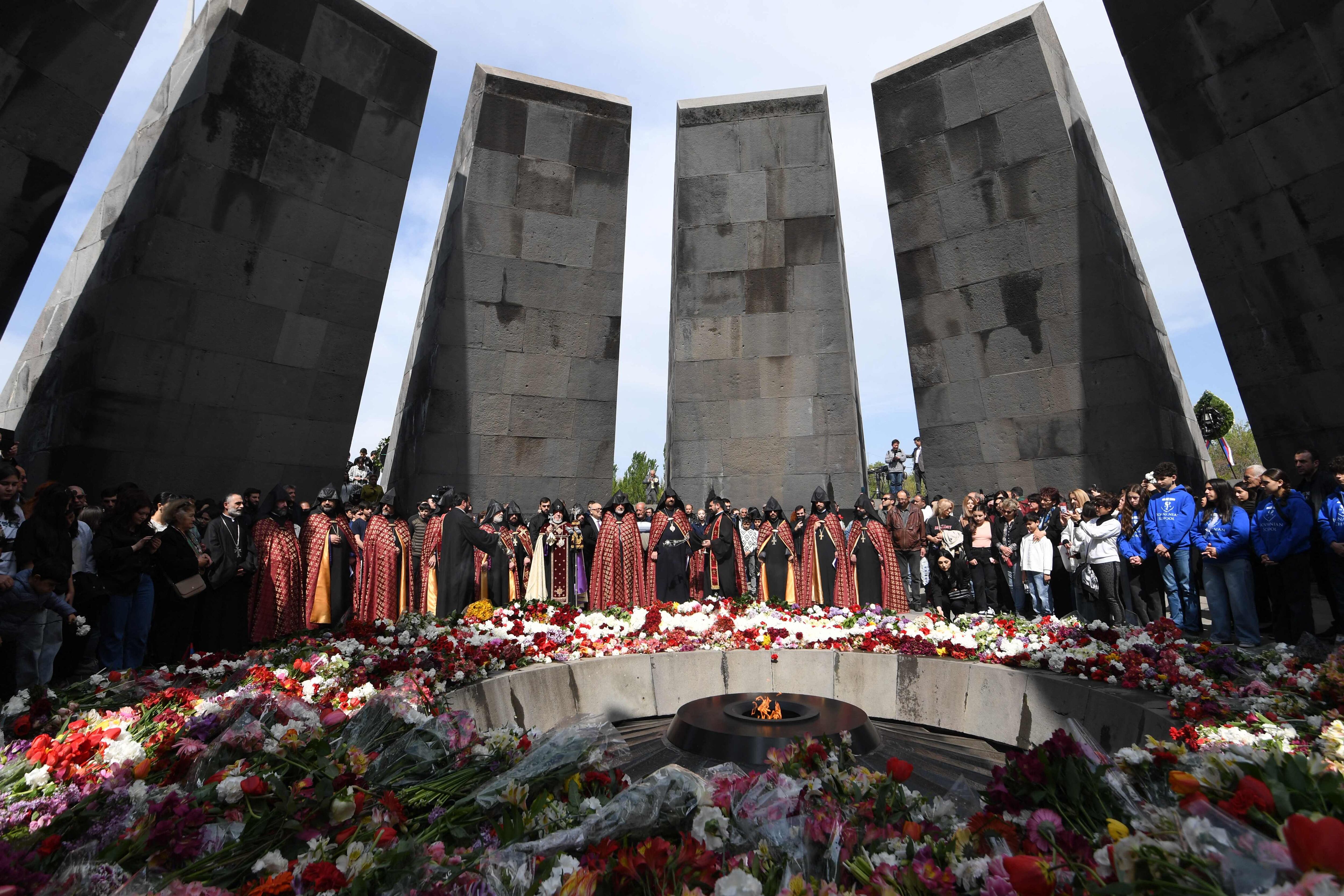 Pictures of the week: From a Pope Francis memorial to Antarctic Emperor ...