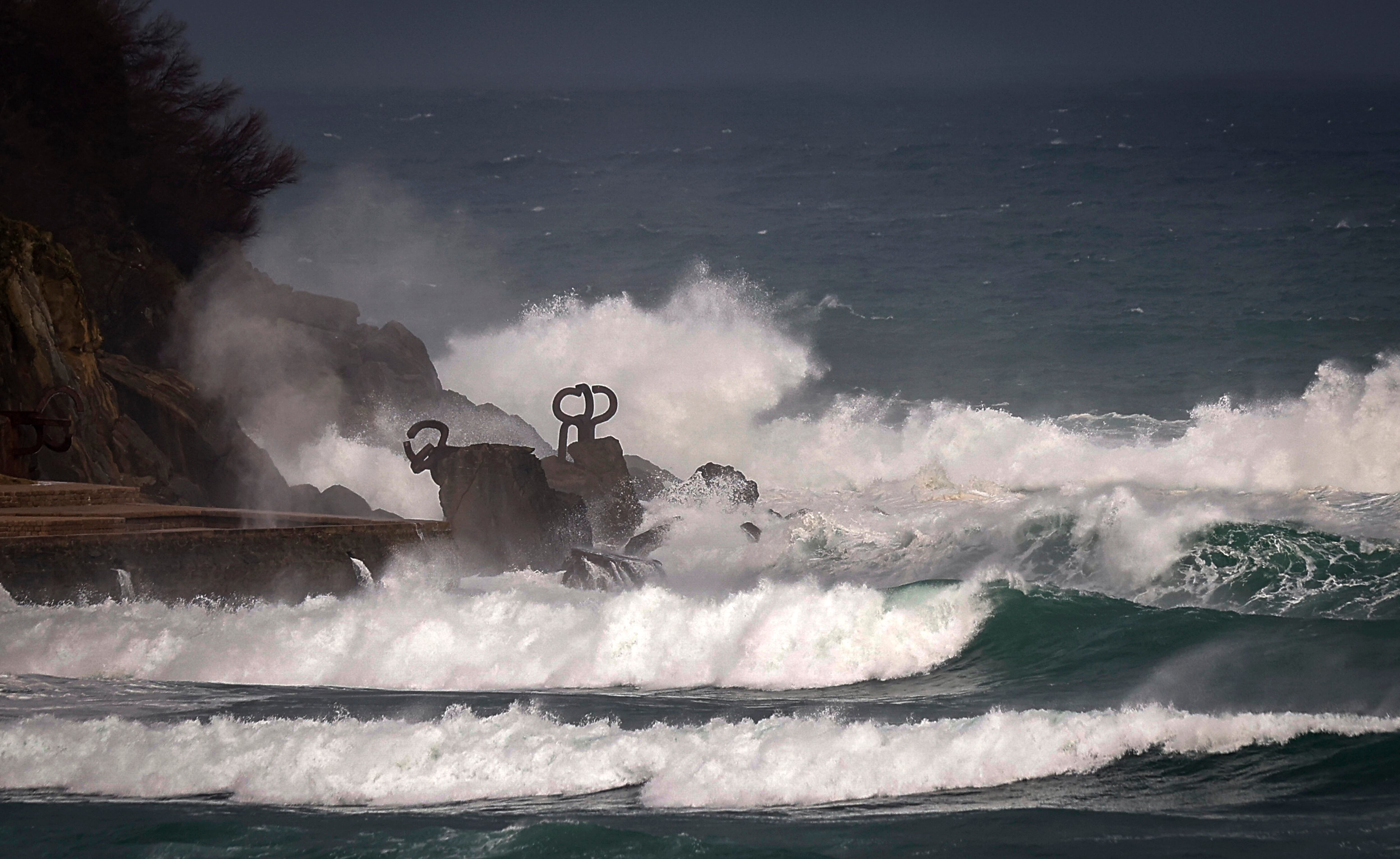 Flights cancelled as 'multi-hazard' Storm Goretti wreaks havoc across ...
