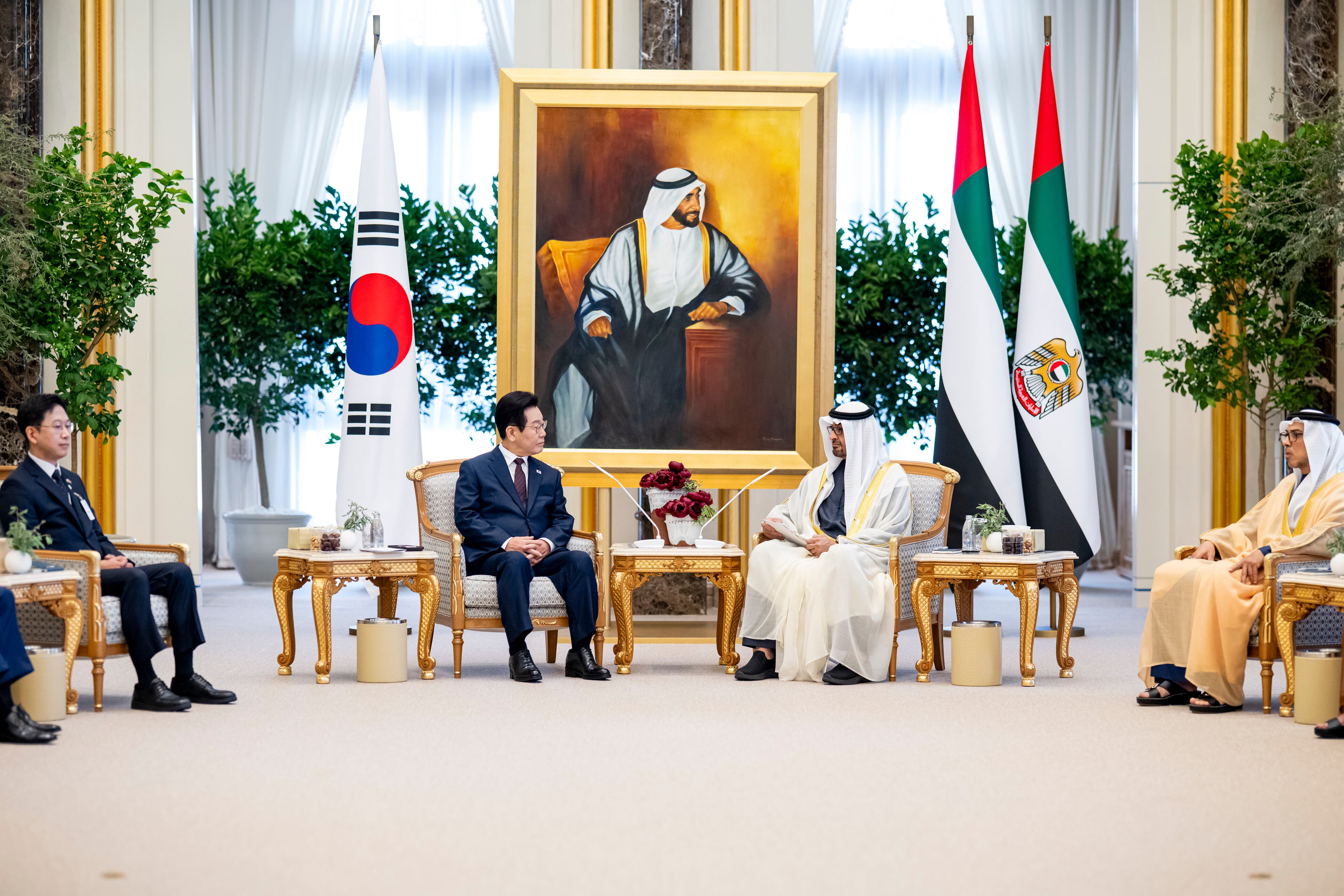 President Sheikh Mohamed secures key deals with South Korean President ...